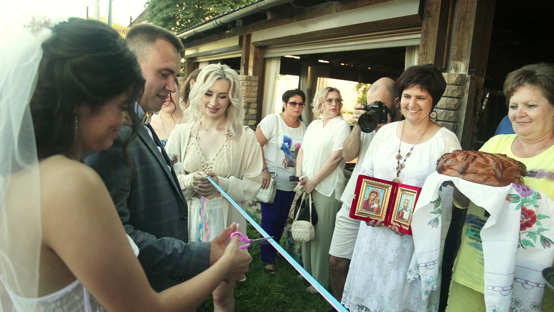 Встречали молодых на свадьбе по традиции свадебным караваем