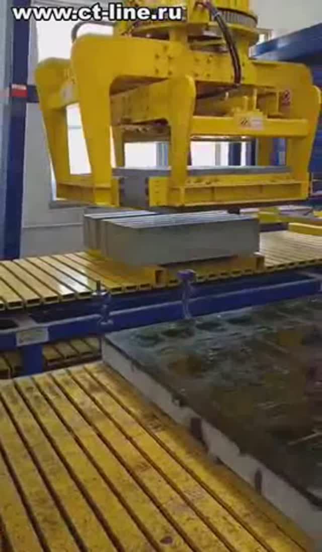 Перекладчик бордюра с технологических поддонов