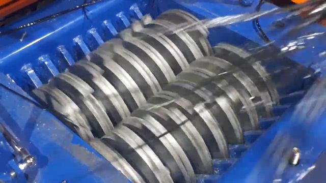 Дробилка шредер двухвальный ИШМ-220 дробим брак от экструдера ПЭТ жила.mp4