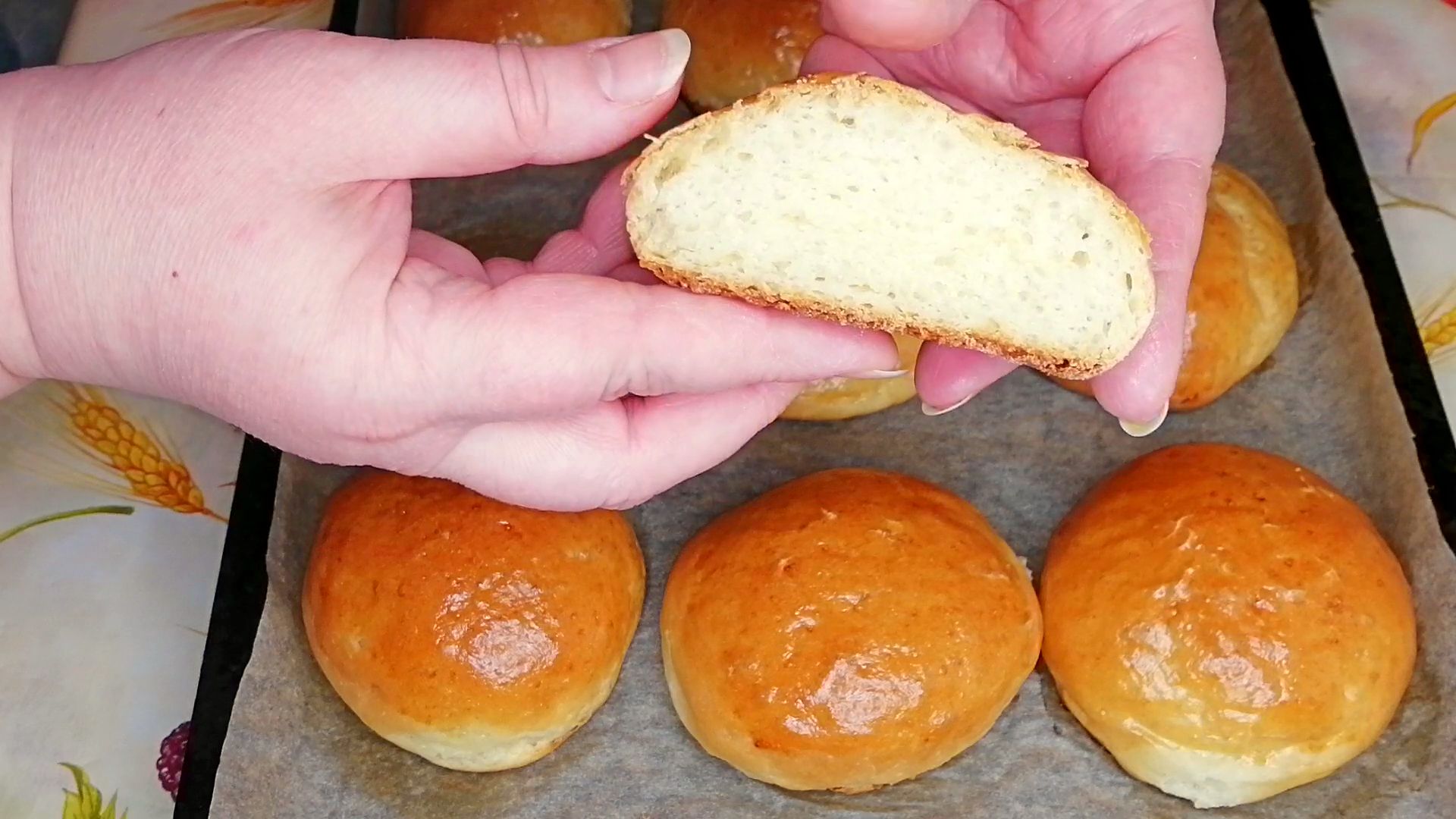 Такие булочки пеку несколько в раз в неделю. Можно есть вместе хлеба или делать с ними гамбургеры