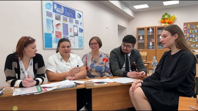 Студия школьного телевидения представляет свой предновогодний выпуск.