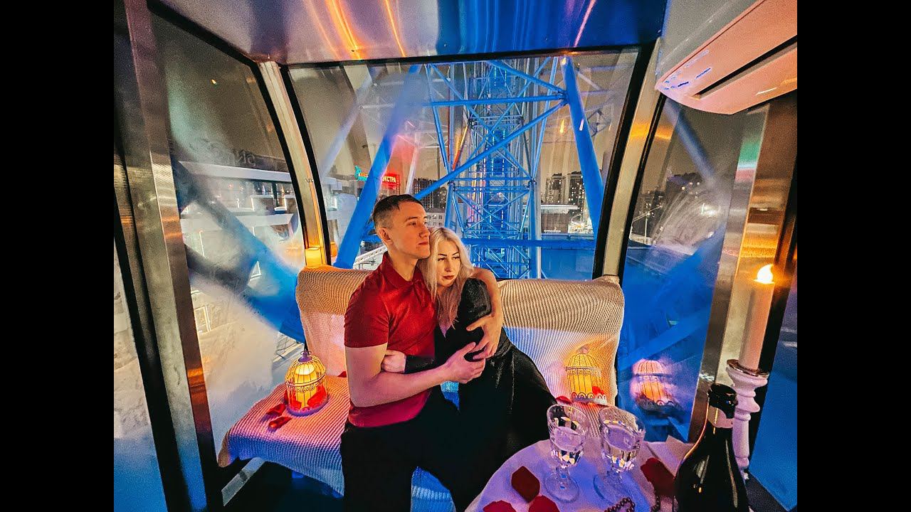 Предложение руки на колесе обозрения