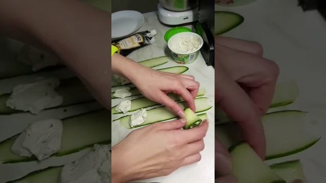 Быстрая закуска из огурца и сыра