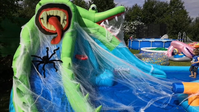 Горка пожиратель в реальной жизни детей от Марс и Мила