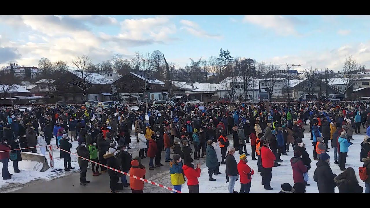 Демонстрация против ограничительных мер Германия  Traunstein. Traunstein steht auf.