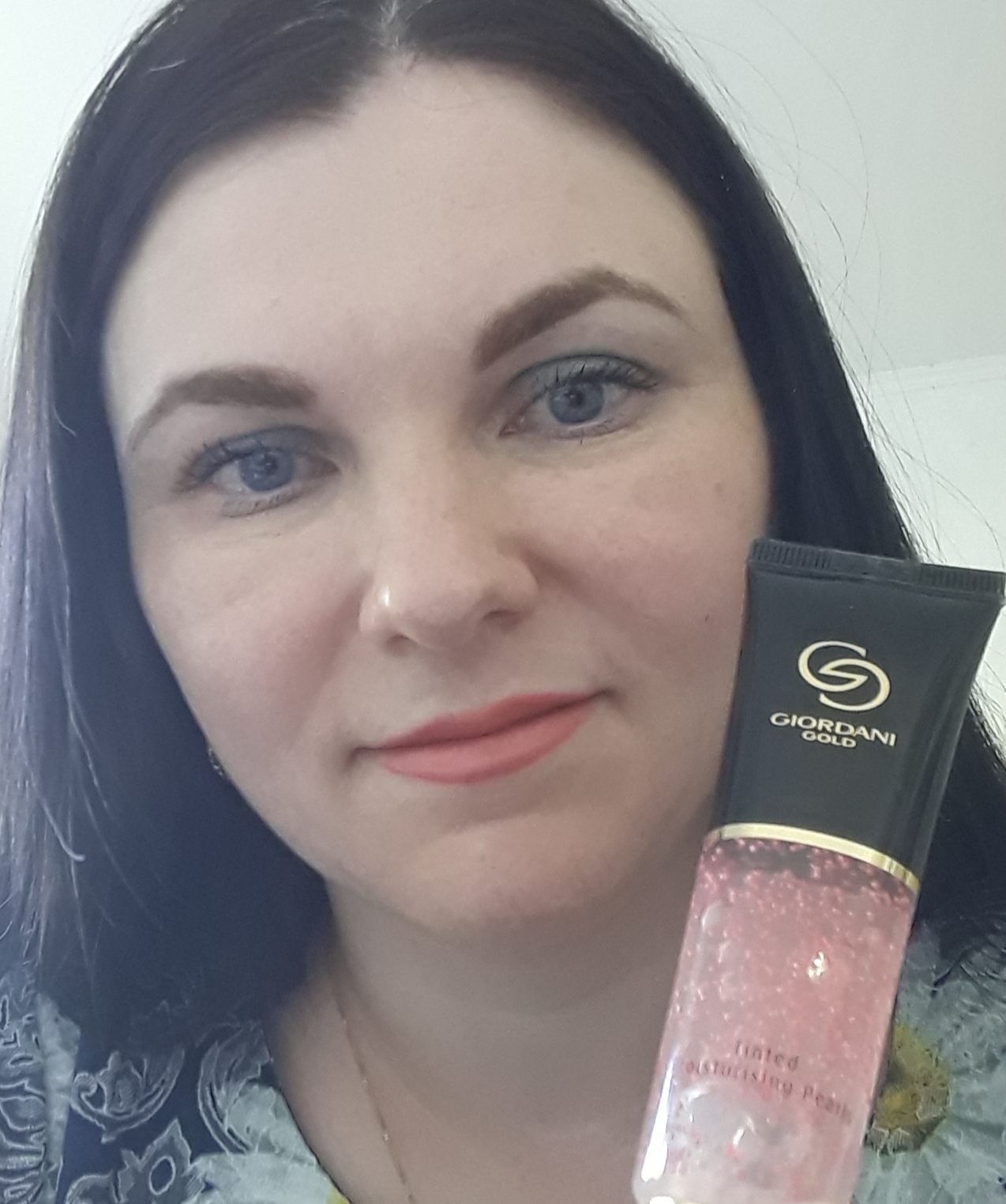 База-корректор под макияж серии Giordani Gold от Oriflame с гиалуроновой кислотой.