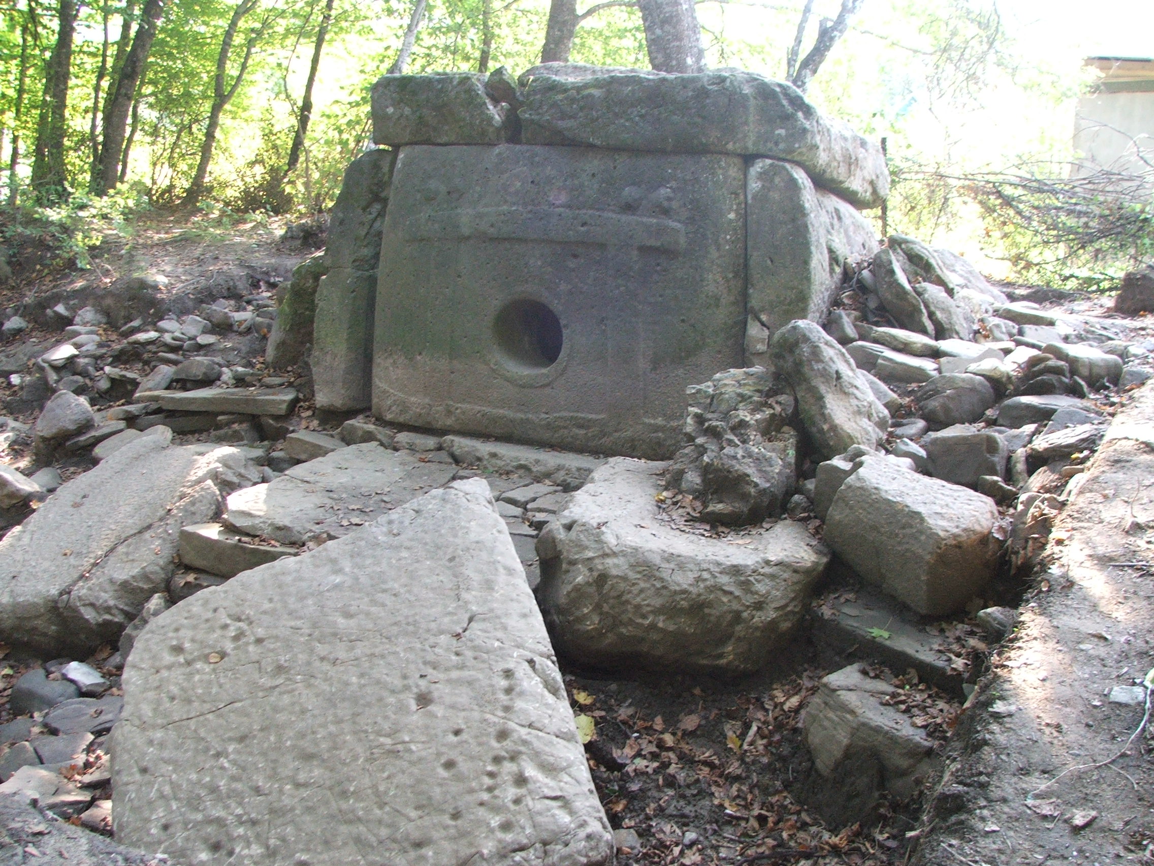 Проверка теории резонанса внутри дольменной камеры