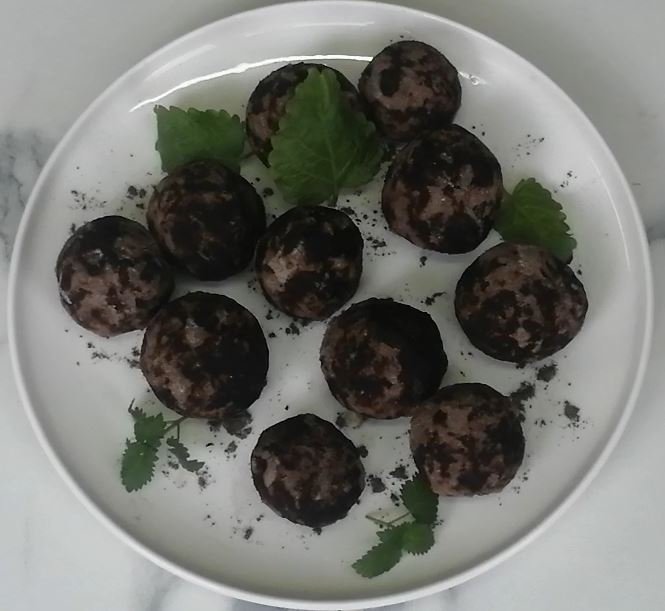 Это, конечно же, не пирожные, но на завтрак - очень даже вкусно! Творожные шарики!