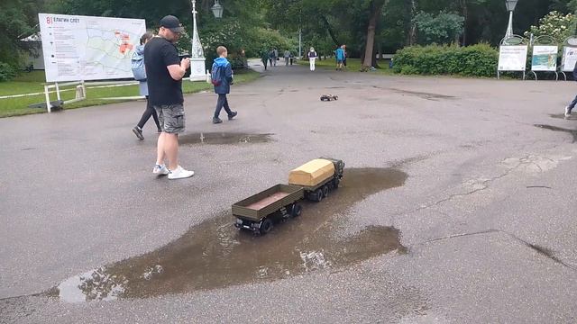 автопоезд едет по луже