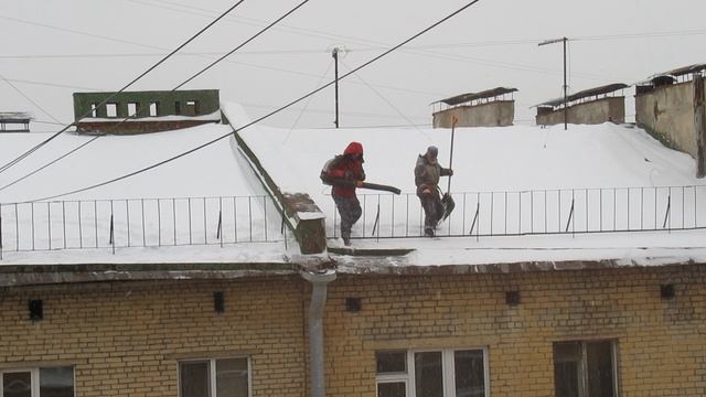 Очистка крыши от снега в Петербурге. Без страховки, зато с воздуходувкой