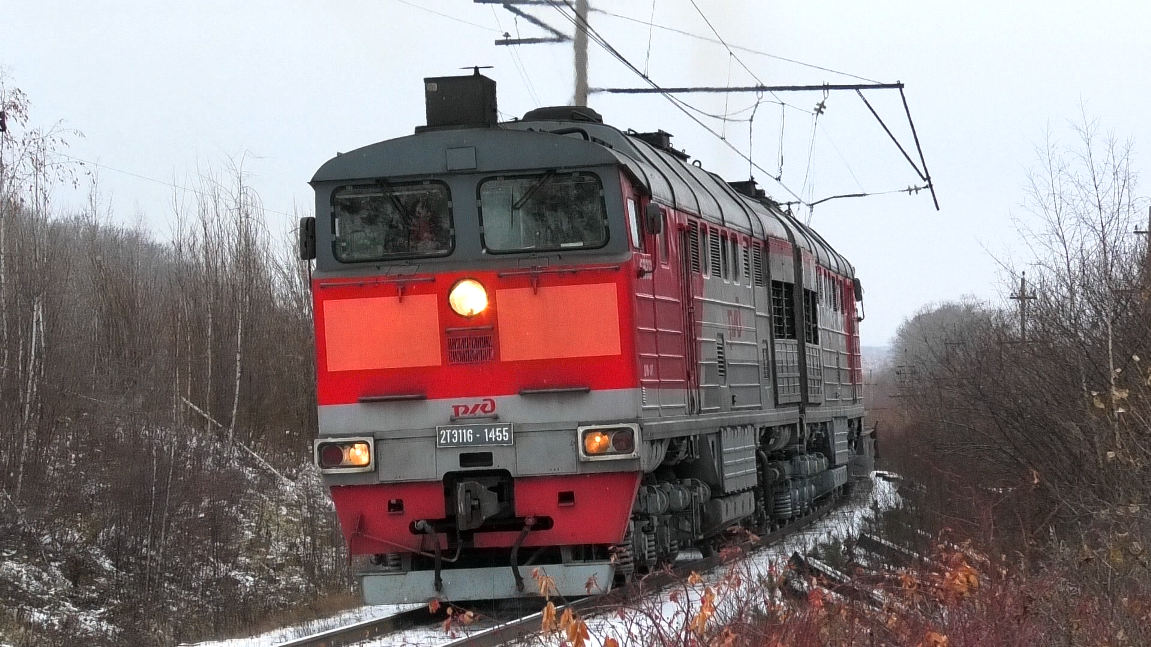 "Подмигнул" 2ТЭ116-1455 А/ 1429 А с грузовым поездом и приветливой бригадой