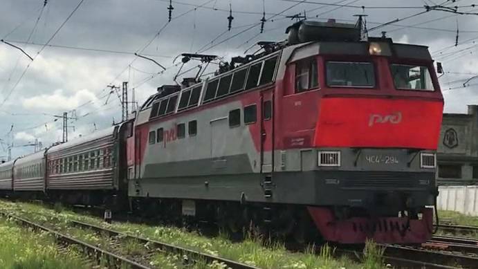 Электровоз ЧС4т-294 с пассажирским поездом Самара - Санкт-Петербург