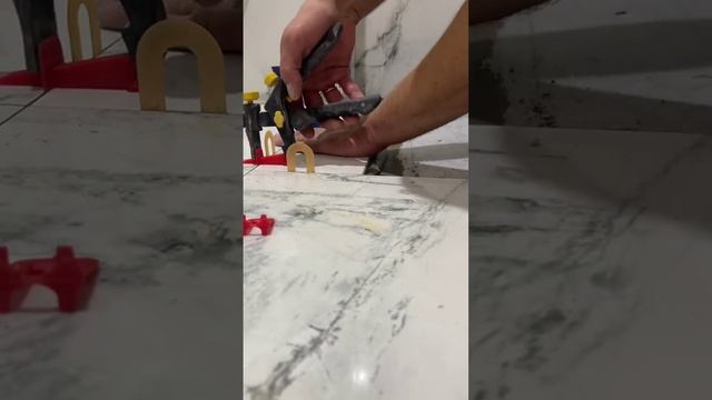 Каменщик укладывает плитку