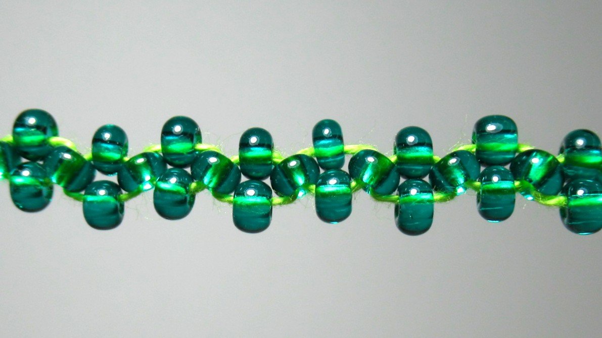 Как сплести цепочку из бисера "в крестик". Видеоурок по бисероплетению