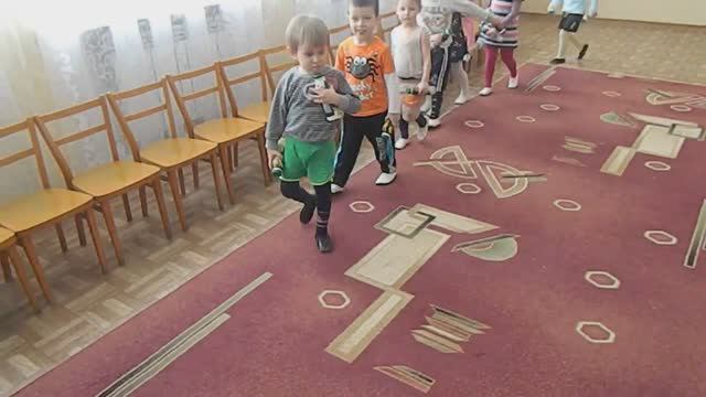 ЗАРЯДКА В ДЕТСКОМ САДУ  с бутылочками