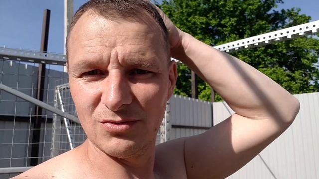 Построил вольер собаке.