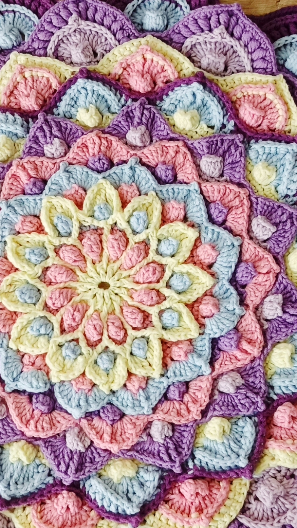 Вяжем крючком, салфетка лотос, красивое сочетание цветов, рукоделие.mp4