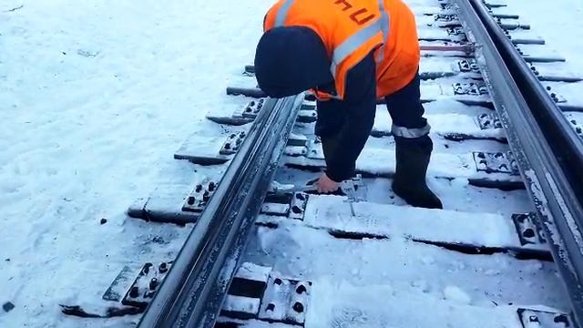 Провис остряка за 2й тягой ПШВ (неприлегание остряка к подушкам)