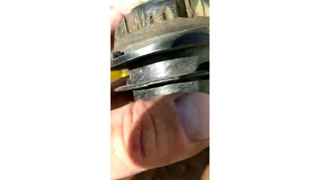 Почему катушка триммера выбрасывает леску.