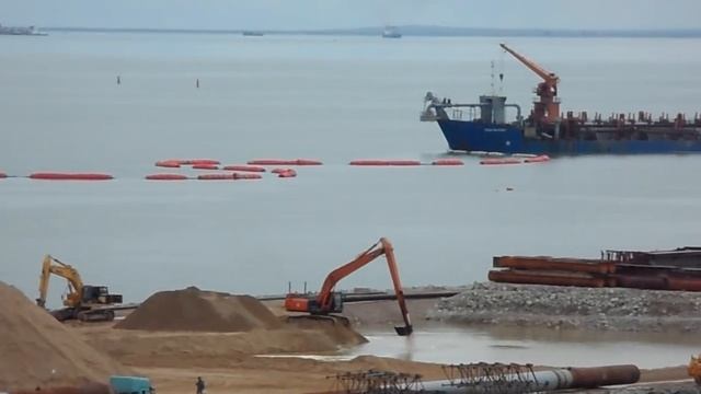 23.05.2017 экскаватор на строительстве Крымского моста