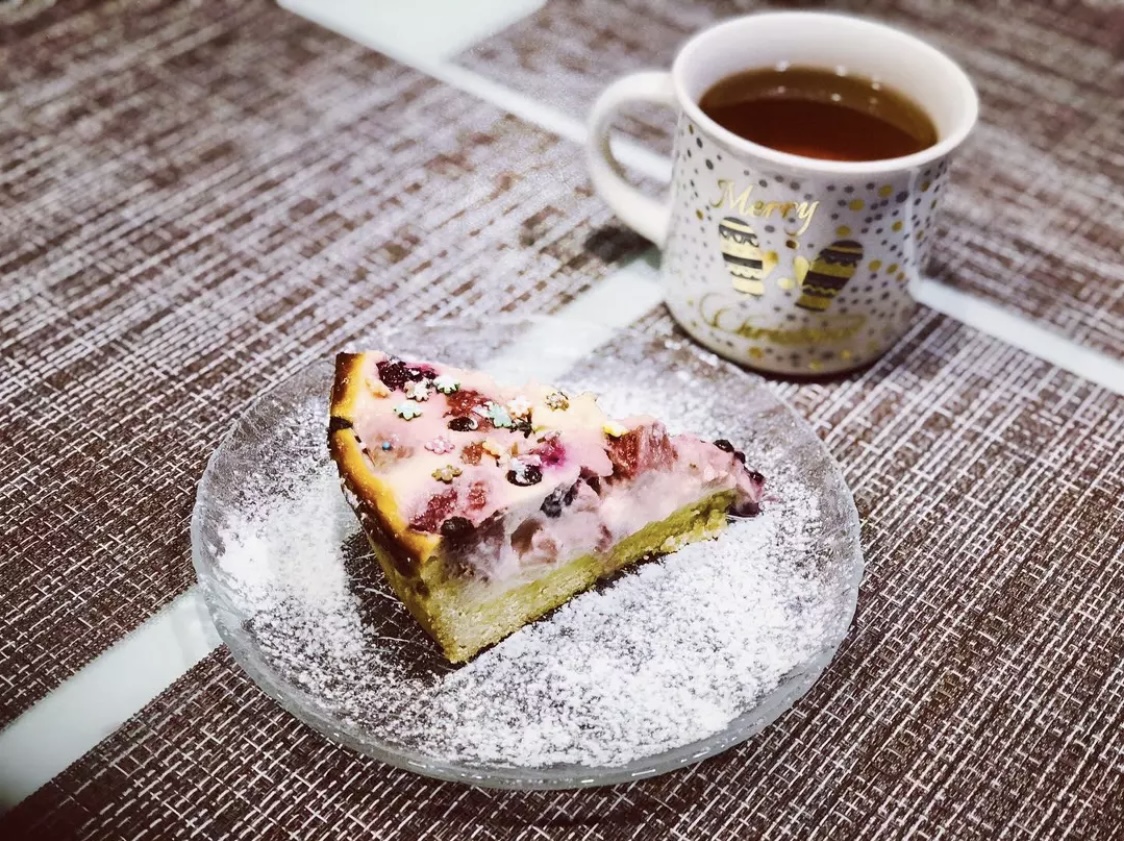 Ягодный пирог со сметанной заливкой.