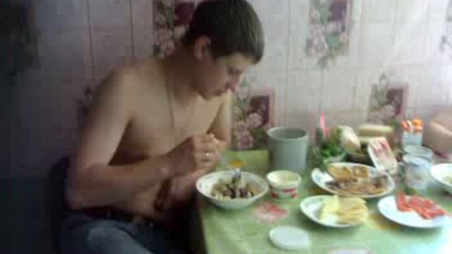 12.06.2008 Настя за трапезой в Шахунье.