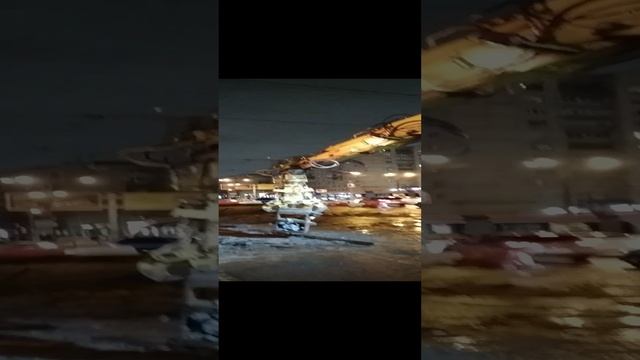 Экскаватор захватывает и перемещает старую деталь..mp4