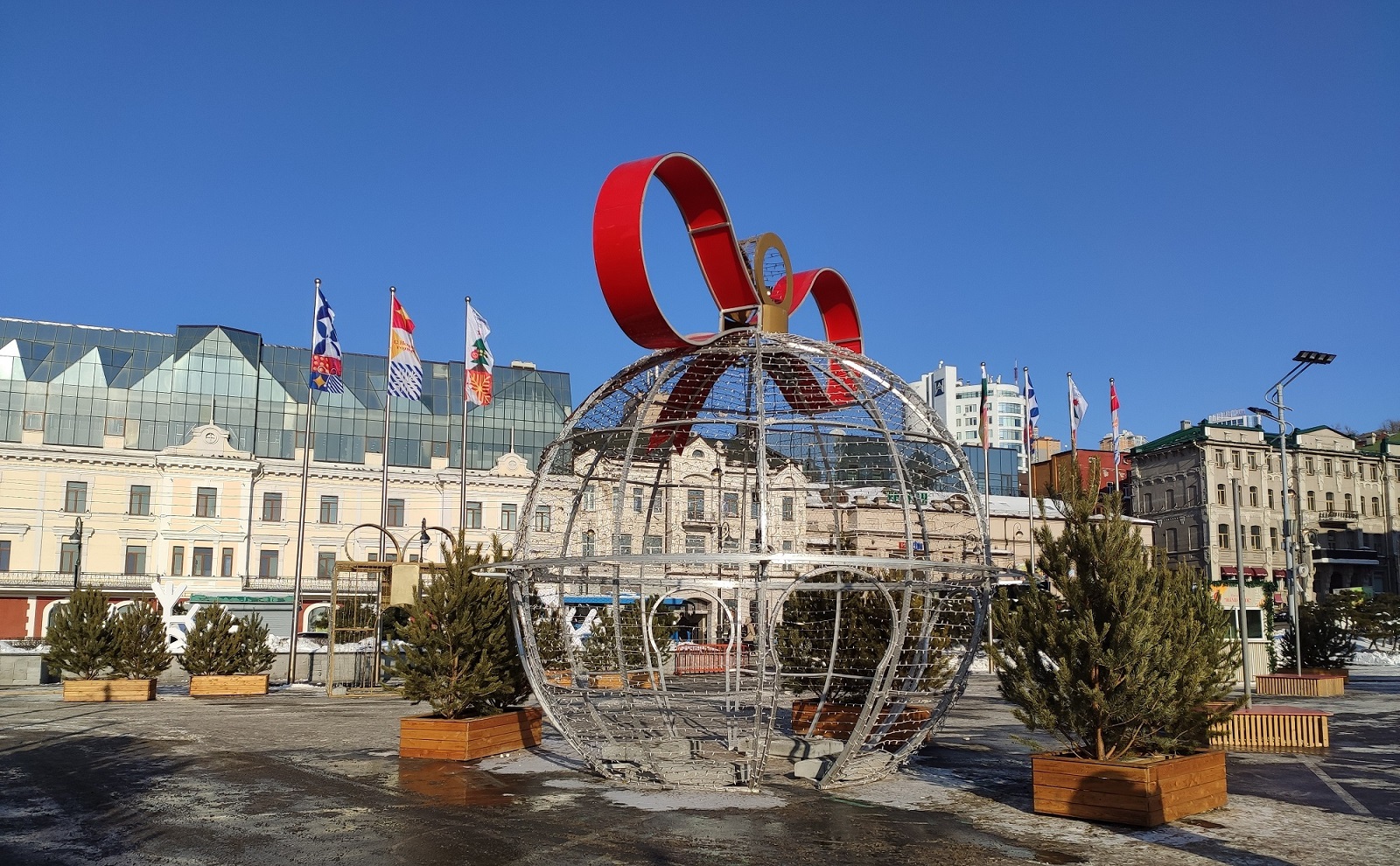 Подготовка площади к Новому году. Владивосток