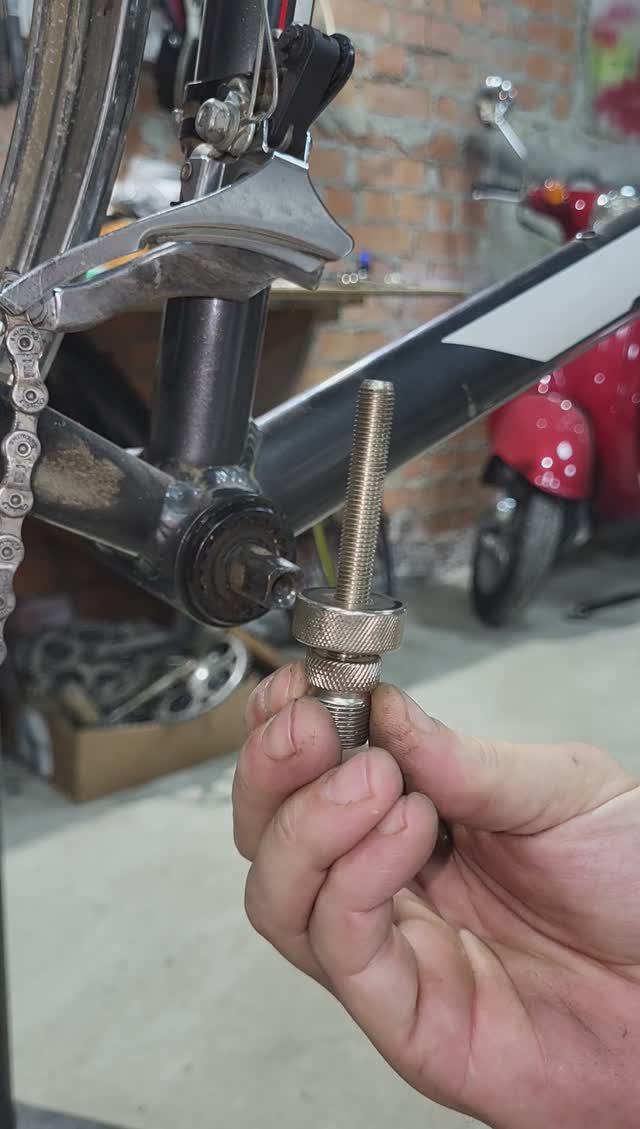 КАК ОТКРУТИТЬ ПРИКИПЕВШУЮ КАРЕТКУ🚲