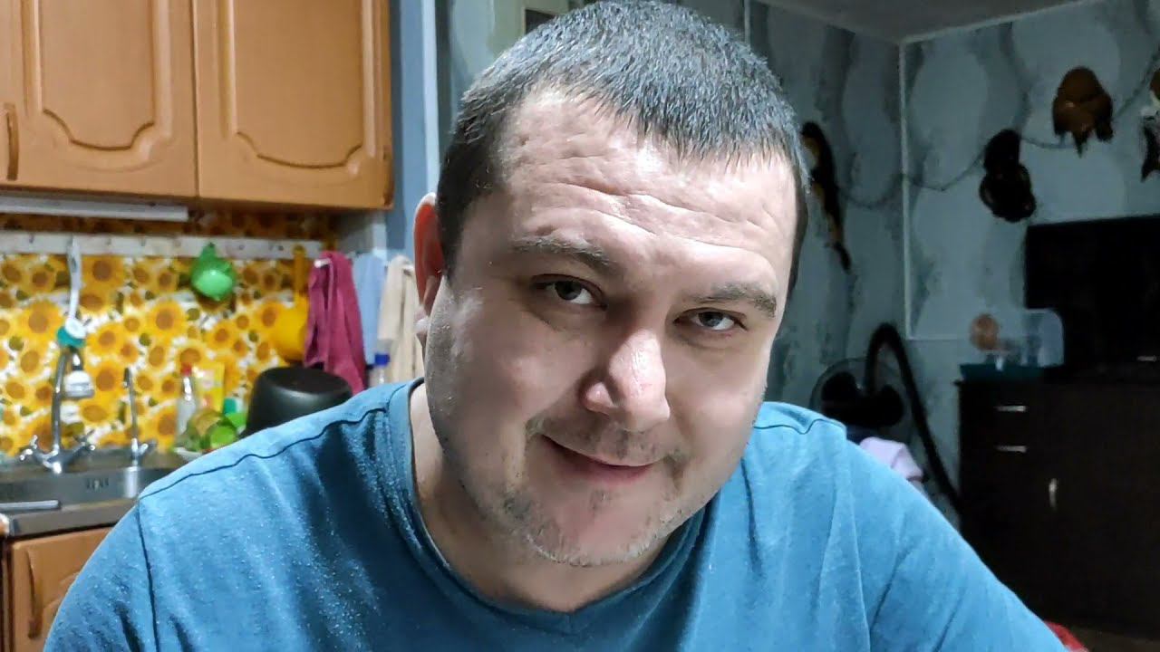 Ем пельмени по-вьетнамски на камеру и расхваливаю их вкус.