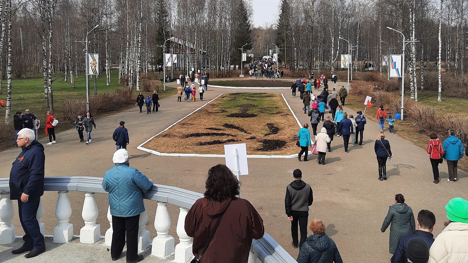 Гуляем по взрослому парку после Бессмертного полка 9 мая 2022