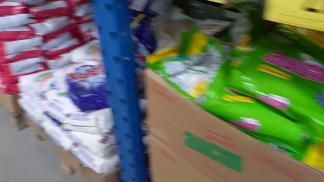 Магазин "Светофор": студень, китайский салат, грейпфруты, лещ, тапочки, краски и