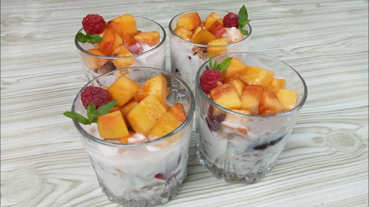 Полезный завтрак с мюслями и йогуртом