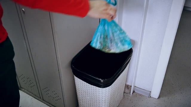 Правила безопасности работы на складе — Соблюдай чистоту в раздевалке