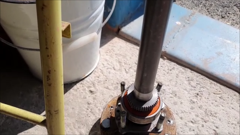 Замена сальника полуоси автомобиля Chevrolet Niva