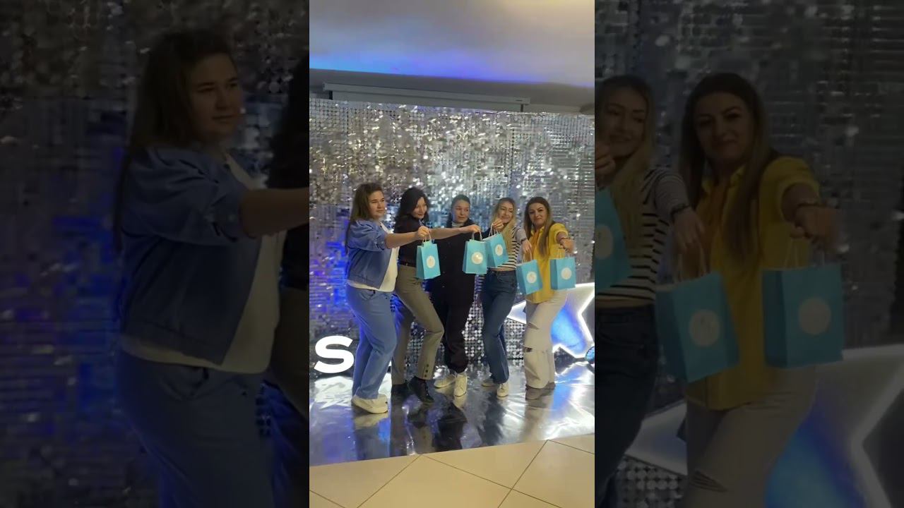 Серебряная фотозона из пайеток с Зеркальным полом