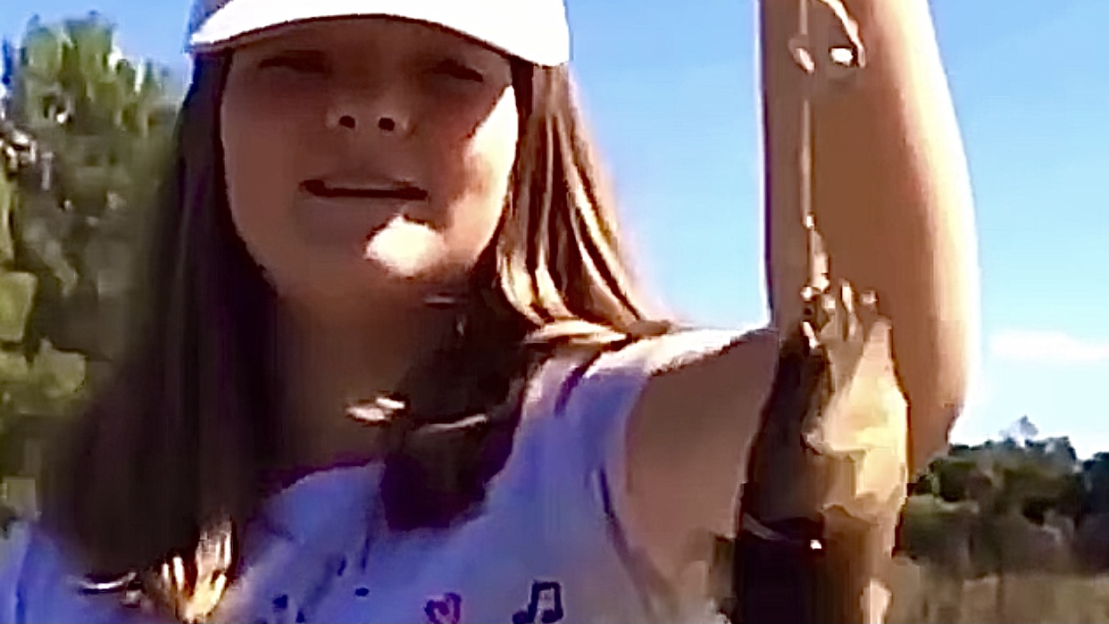 Ребёнок и котёнок на рыбалке