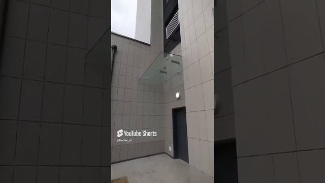 Установлены стеклянные козырьки на тягах. Stelyannie kozirki na tyagah 2