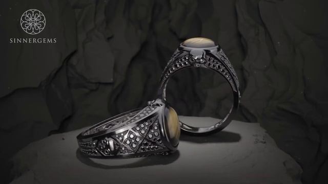 Кольцо со звездчатым сапфиром.