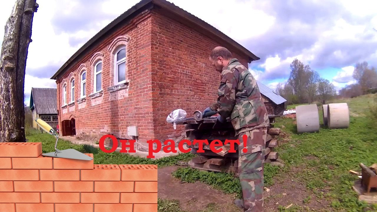 Фундамент печи растет.