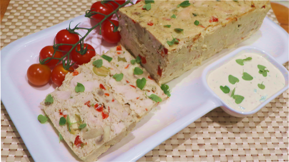 Террин из курицы с шампиньонами и оливками