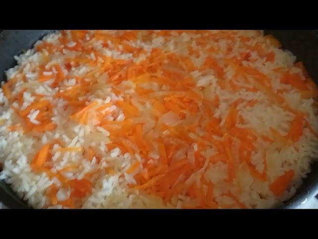 Рис с луком и морковкой.