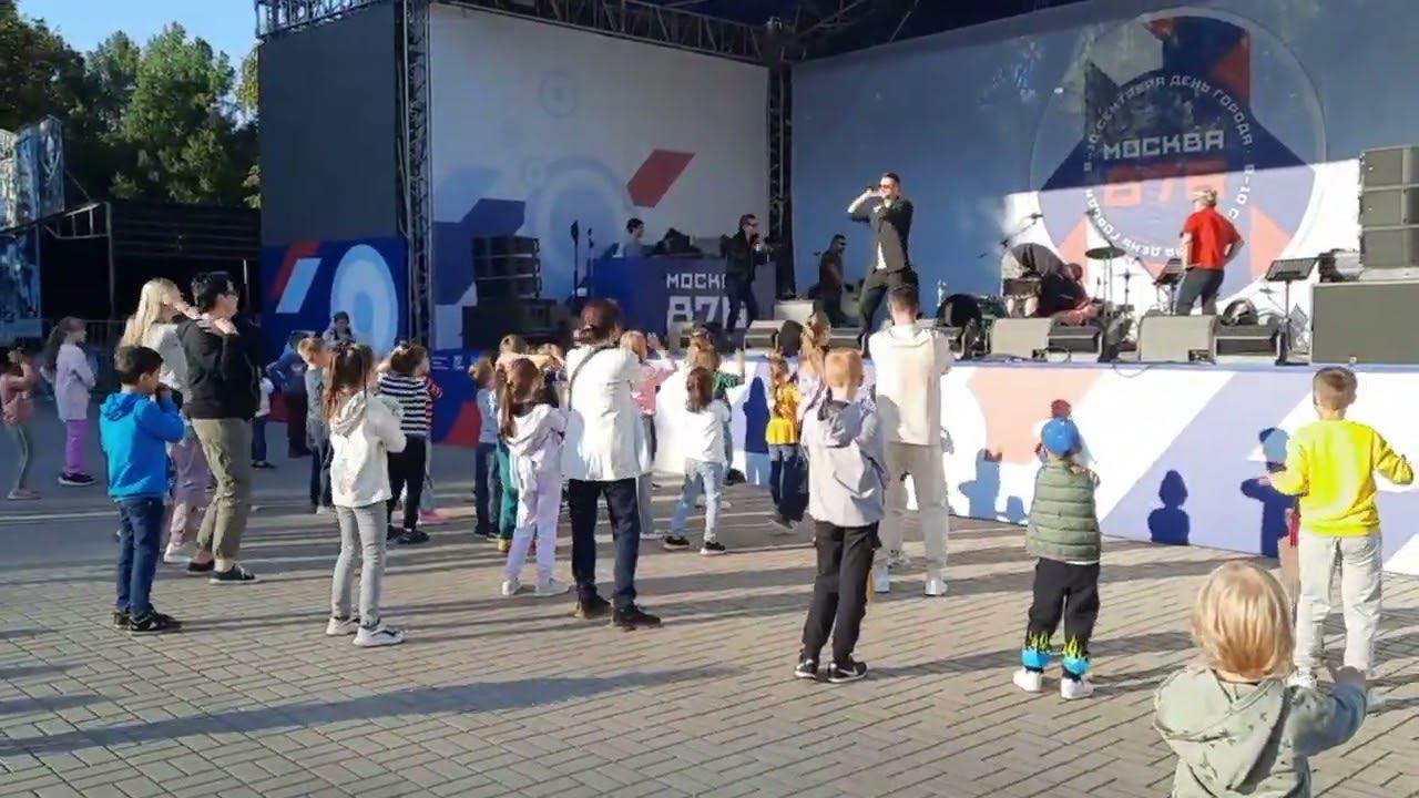 Танцевальный флешмоб Macarena #short