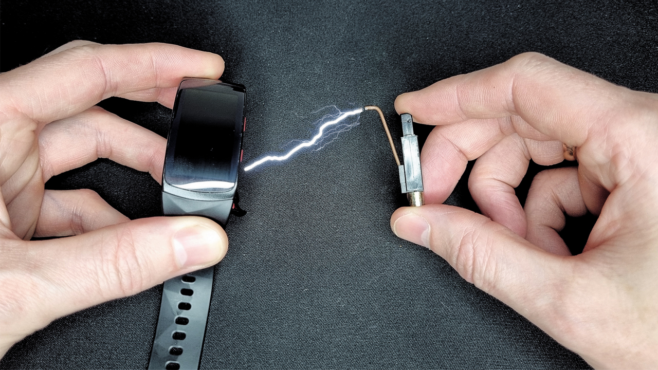 Не ВКЛЮЧАЕТСЯ фитнес-браслет? - УДАРЬ ТОКОМ!