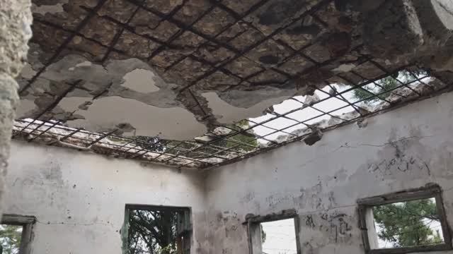 Снесли домик кувалдой и перфоратором