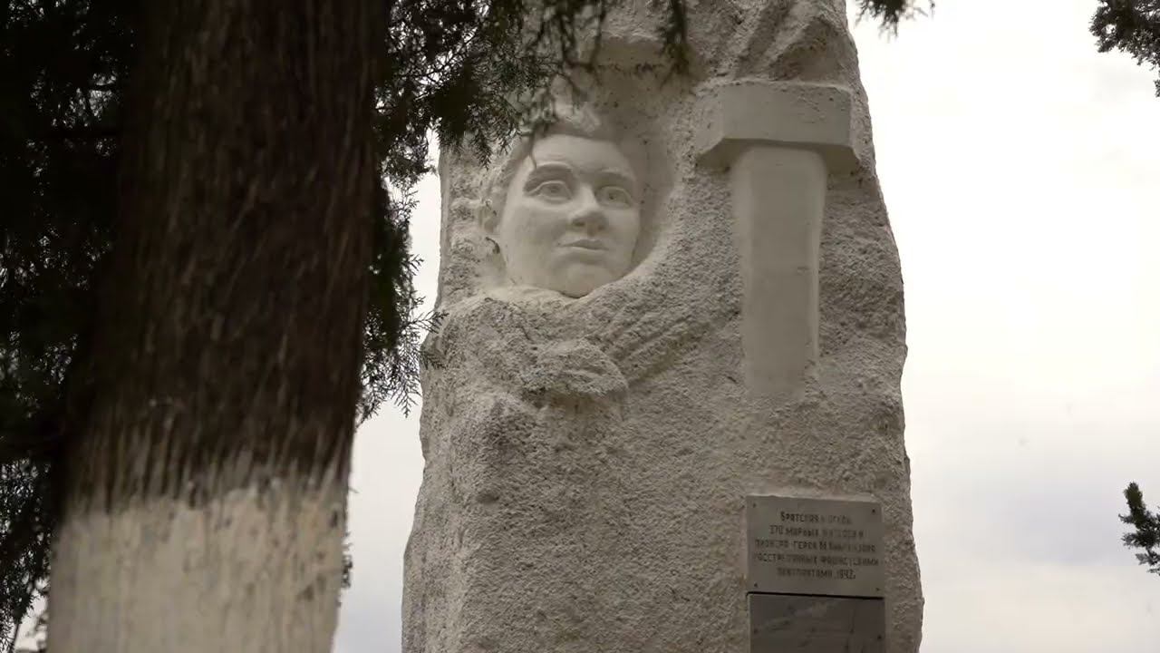 Братская могила 370-ти мирных жителей и пионера-героя А. Пинкензона, расстрелянных фашистами