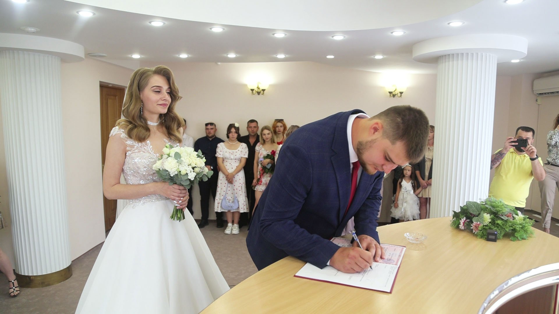 Молодая пара на регистрации в загсе
