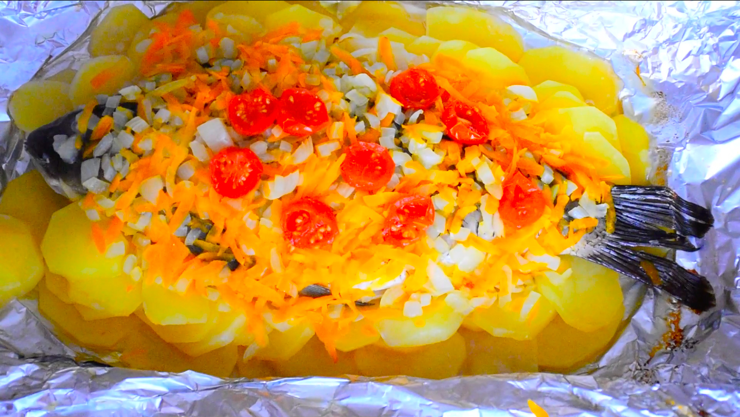 Карп запеченный с картофелем и овощами