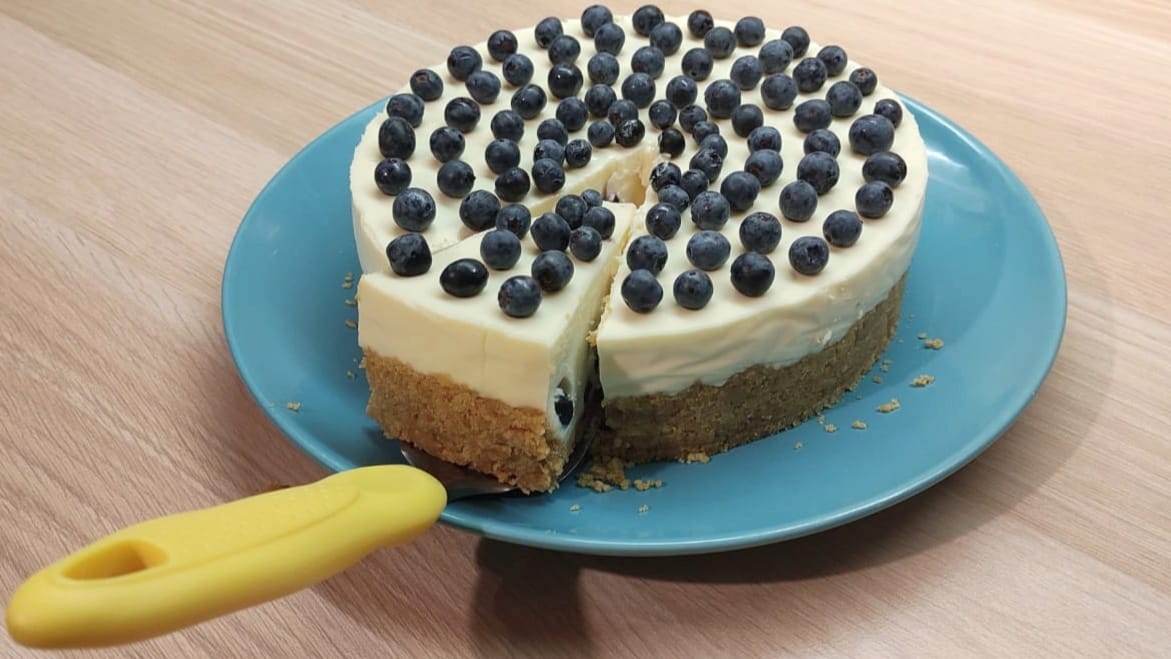 Готовим чизкейк без выпечки с белым шоколадом и голубикой