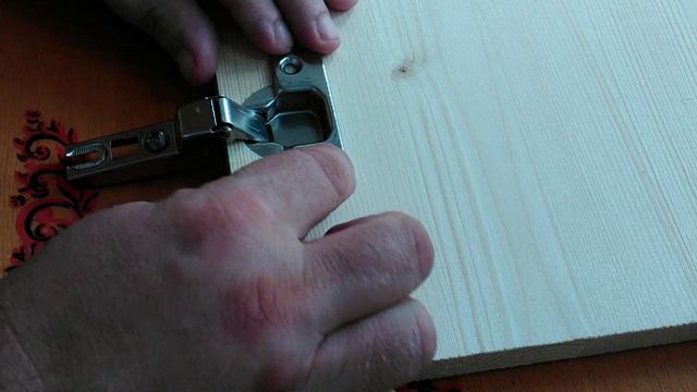 Самостоятельная установка четырёхшарнирной мебельной петли.